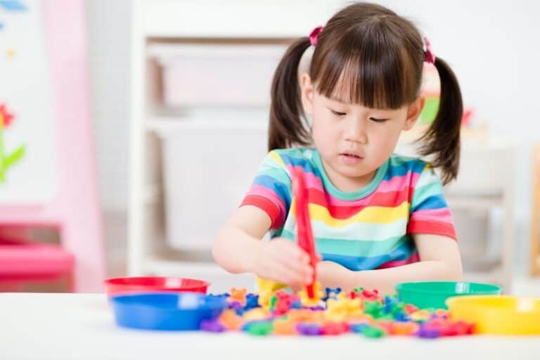 Heeft je kind problemen met de fijne motoriek? Lees onze tips!